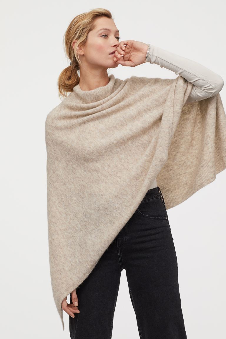 How Women Can Wear A Poncho In The Spring As Part Of A Stylish Casual ...